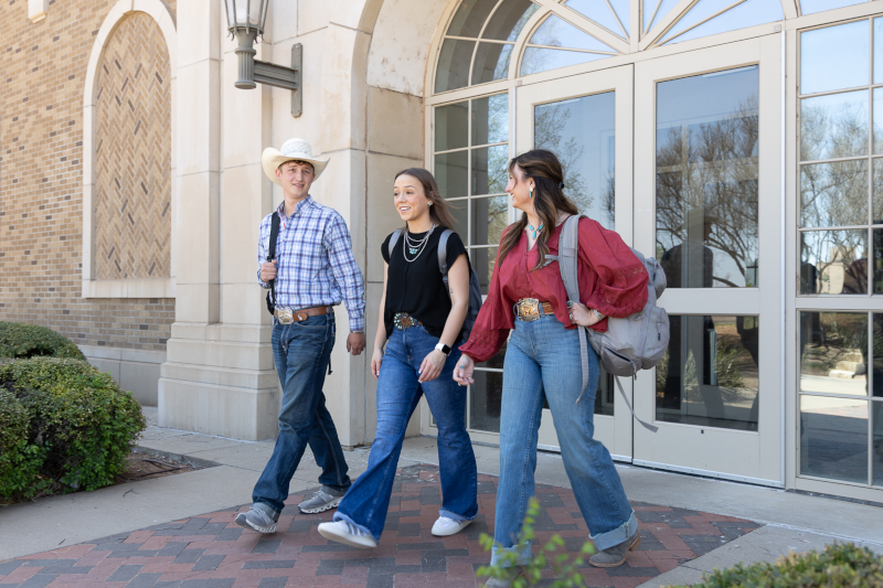 Applications Accepted for W.D. Farr Scholarship Program